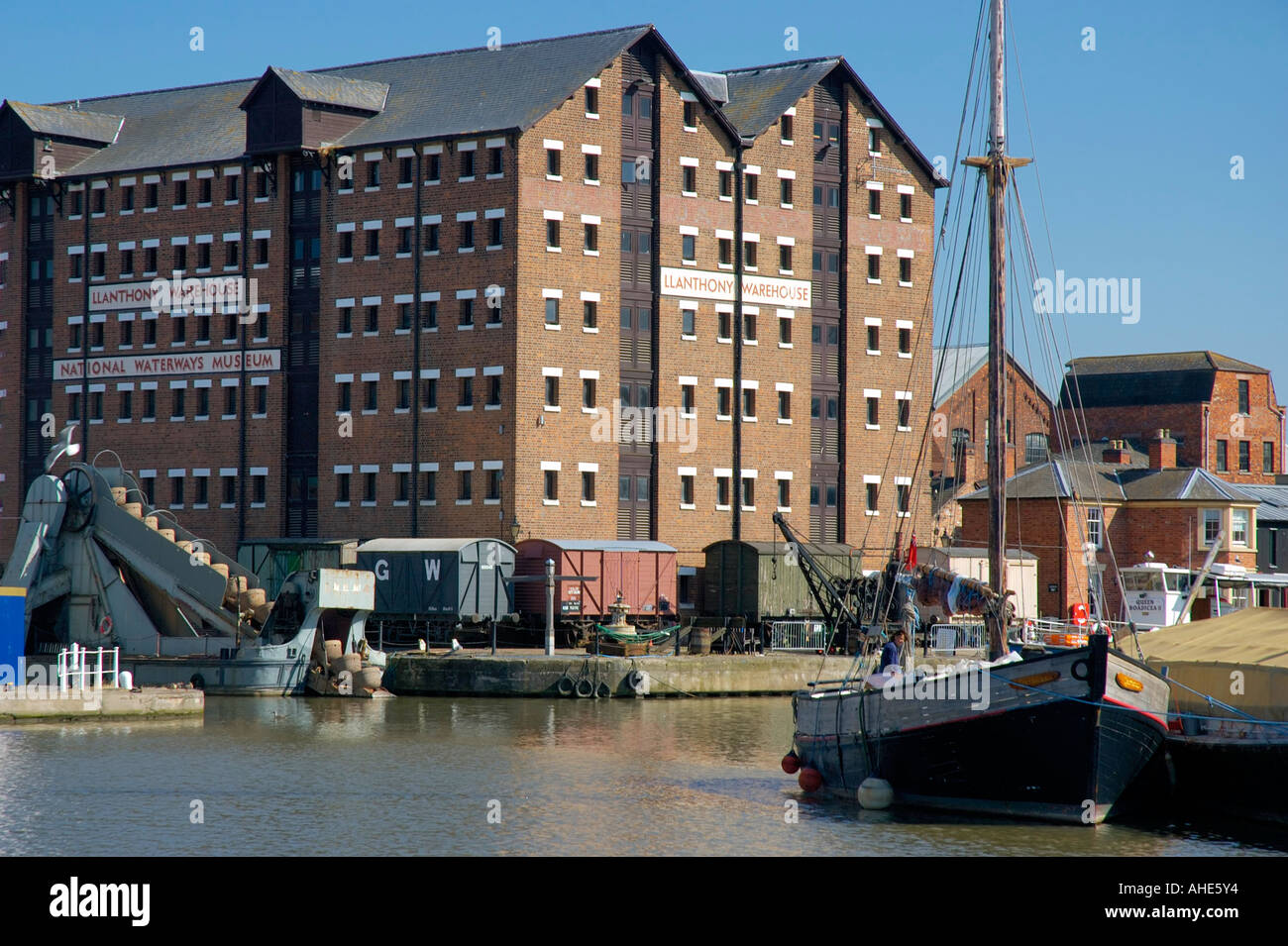 Old steam crane gloucester docks hi-res stock photography and images ...