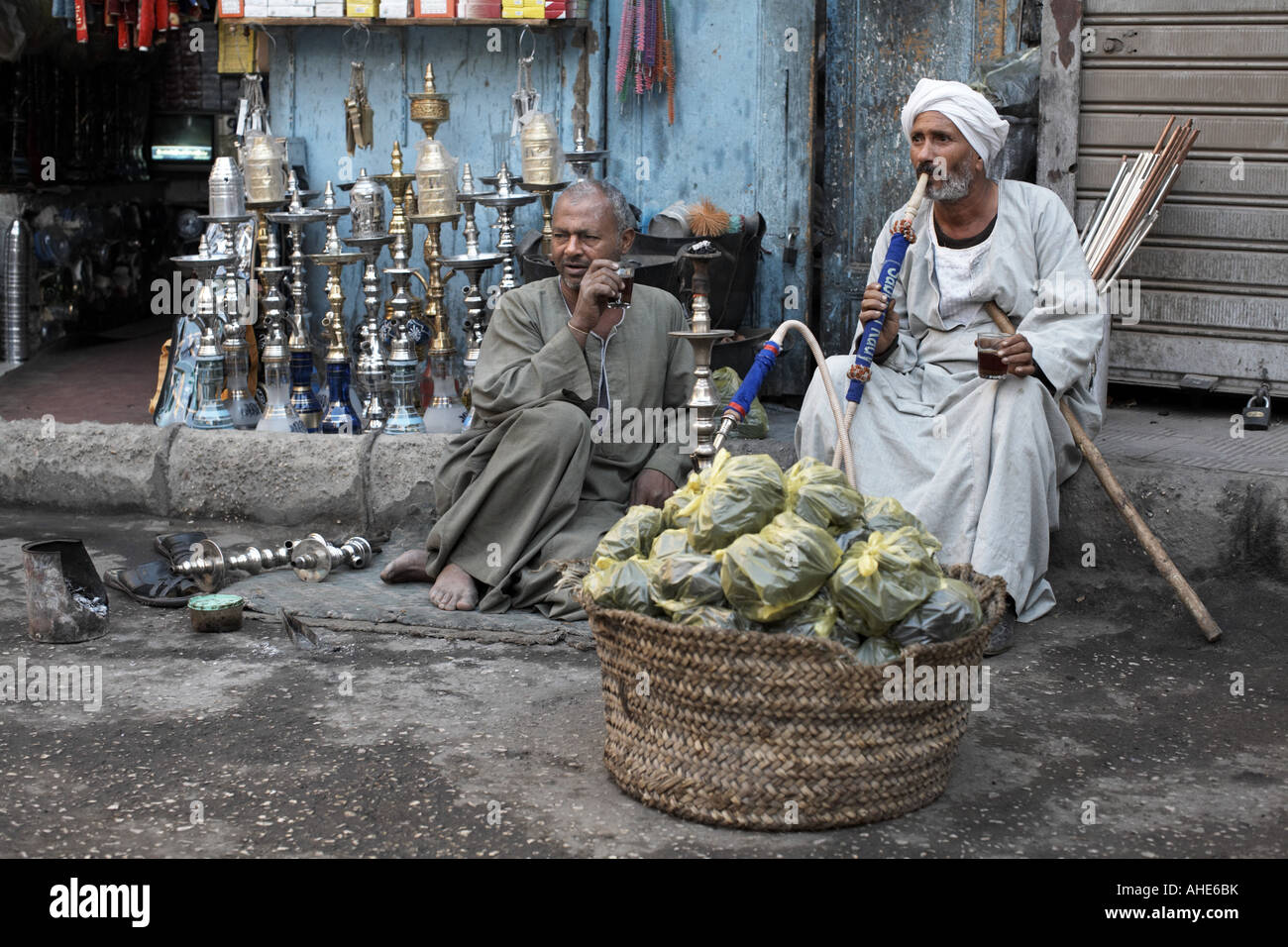 Egyptian men smoking Shisha in Luxor Stock Photo - Alamy