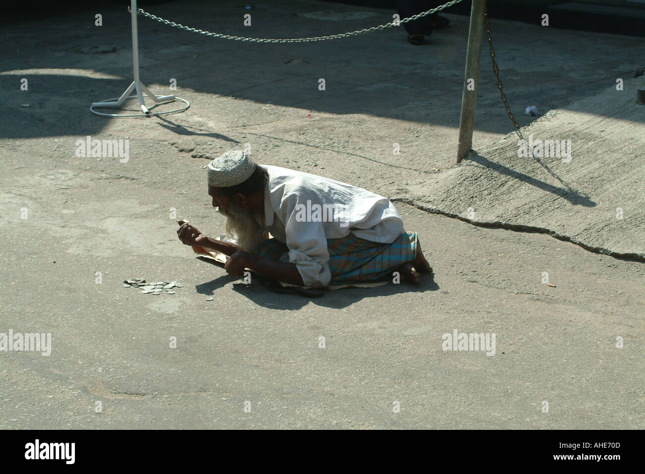 beggar at roadside in columbo sri lanka Stock Photo - Alamy