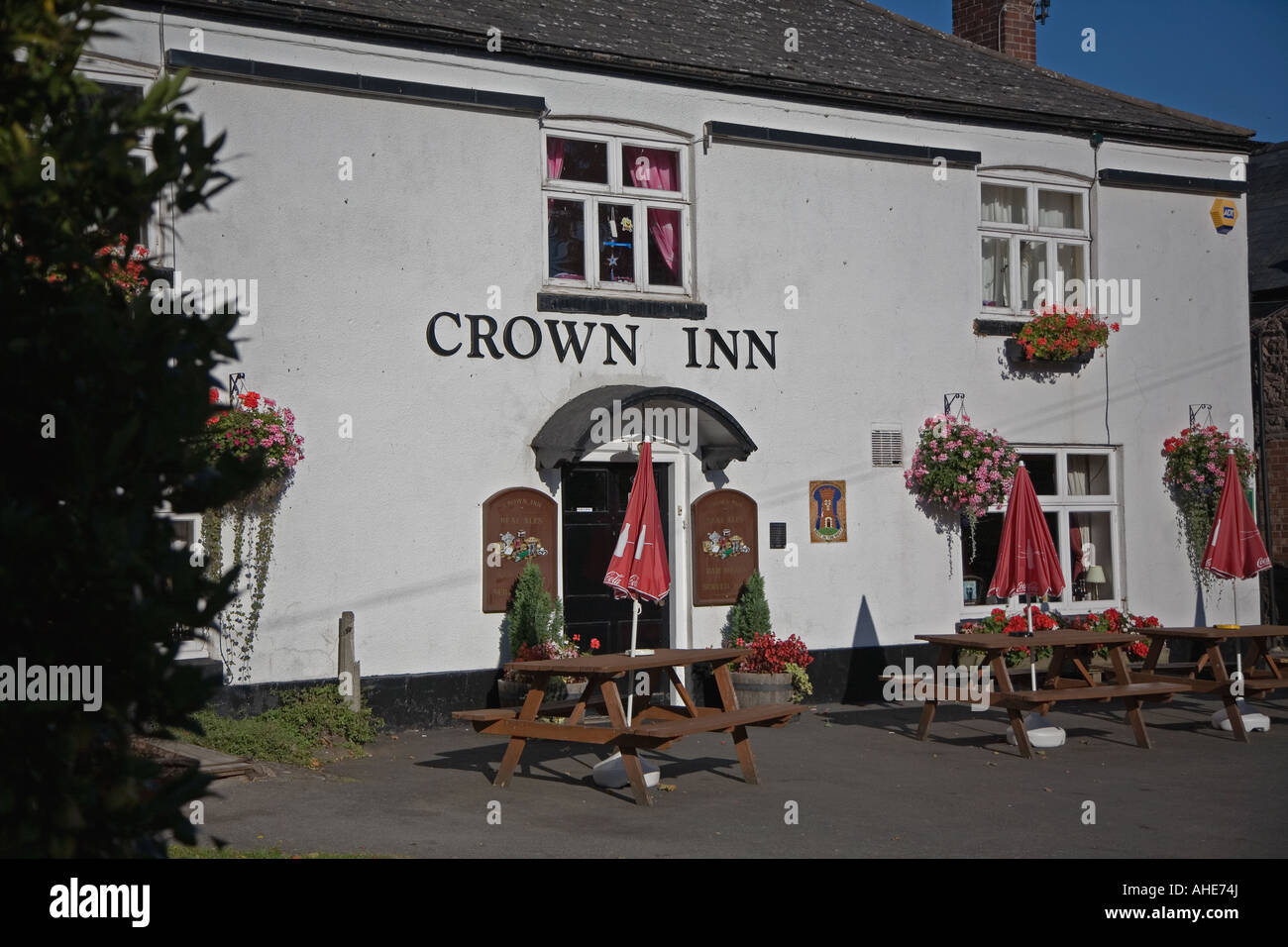 Crown inn hi-res stock photography and images - Alamy