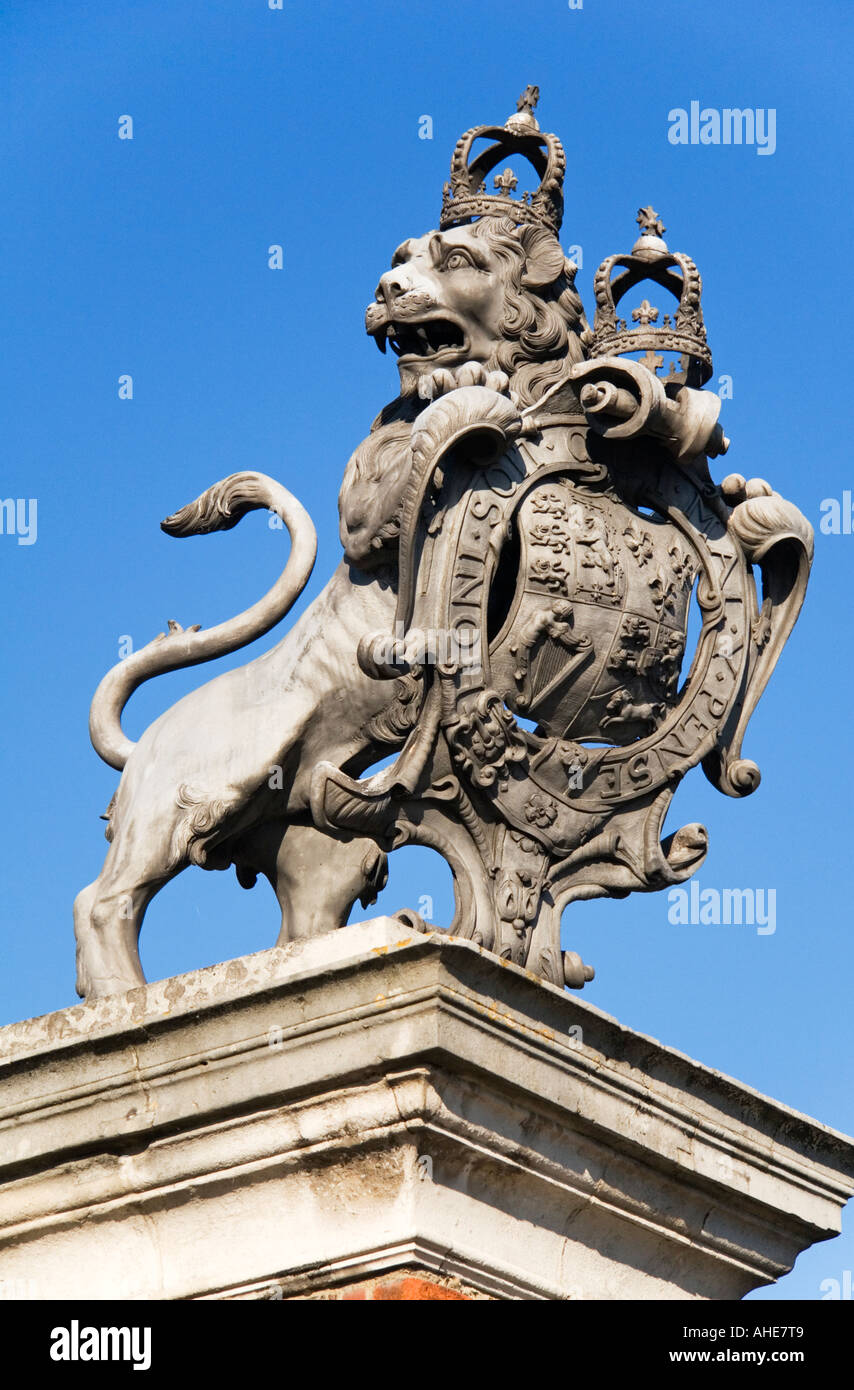 Hampton Court Palace Gate Pillar Crest UK Stock Photo - Alamy