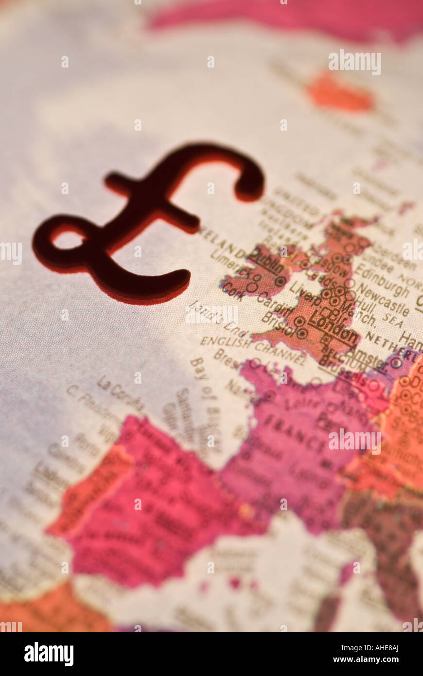 Pound sign on a world map next to the UK Stock Photo - Alamy