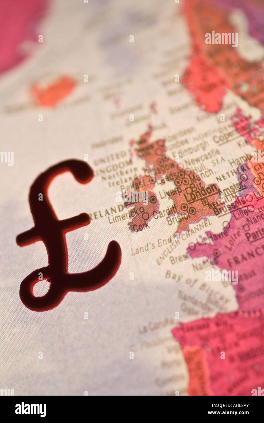 Pound sign on a world map next to the UK Stock Photo - Alamy
