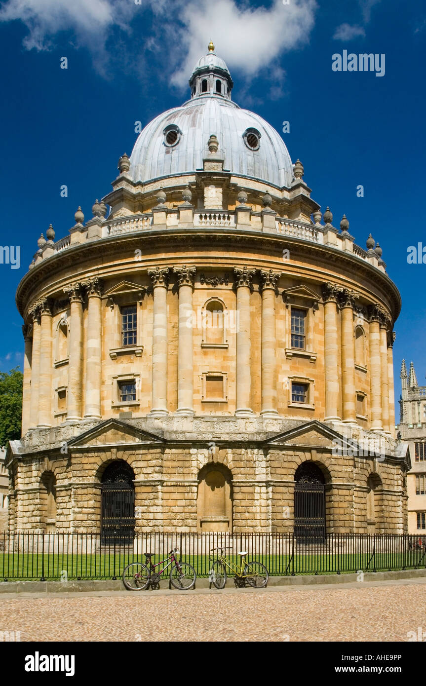 Radcliffe Camera building is part of Bodleian Library in Oxford ...