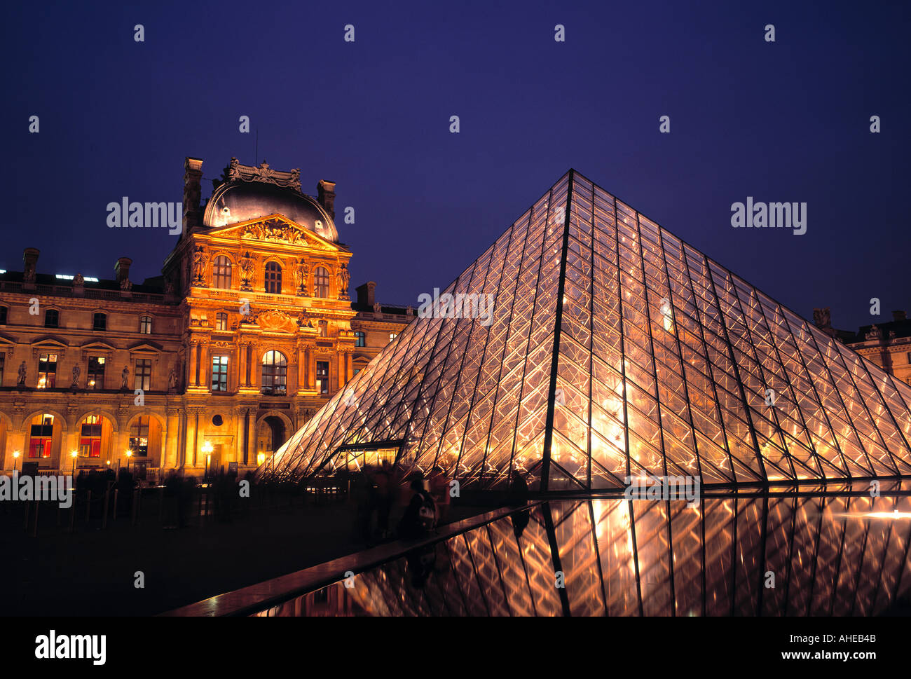 Pyramide and Le Louvre, Paris, France Stock Photo - Alamy