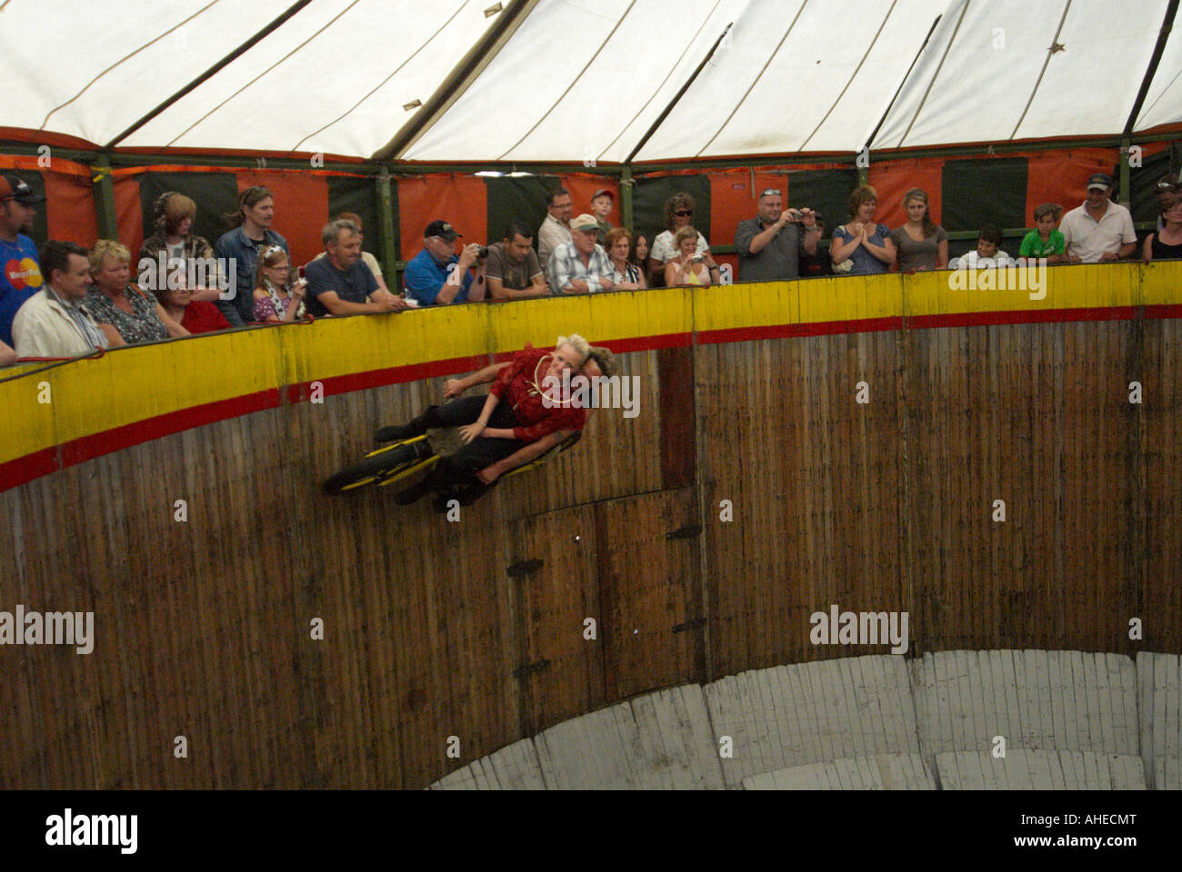 Wall of death indian scout hi-res stock photography and images - Alamy