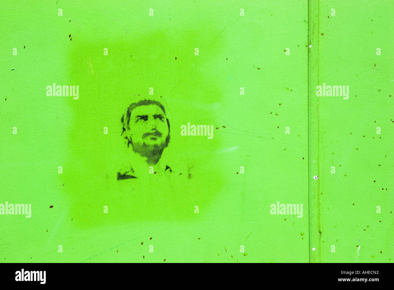 Che stencil on green wall Stock Photo - Alamy