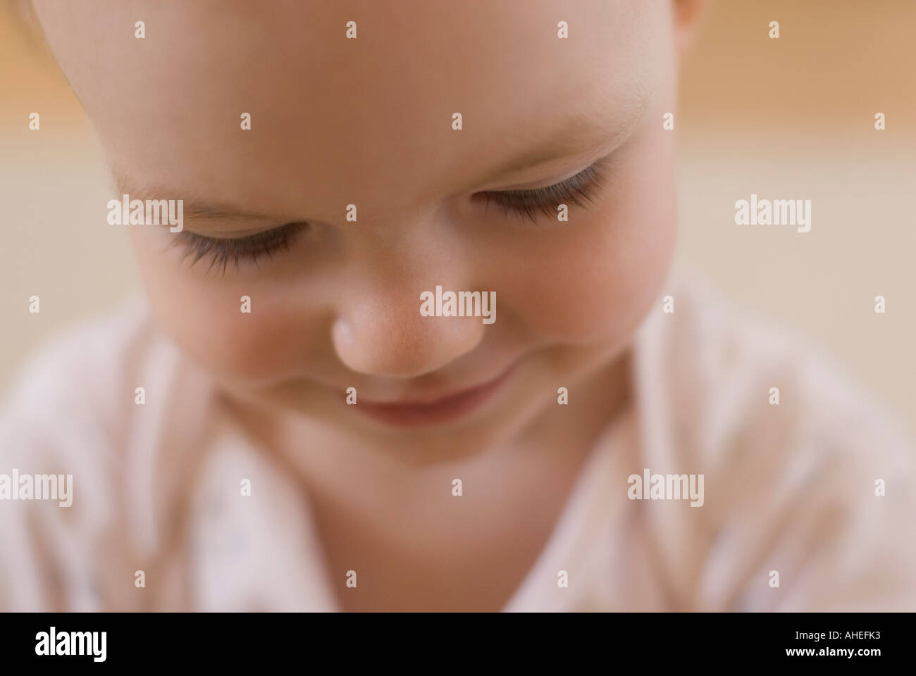 Little child looking down Stock Photo - Alamy