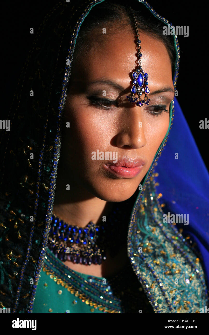 "Model dressed in traditional Sari Stock Photo - Alamy