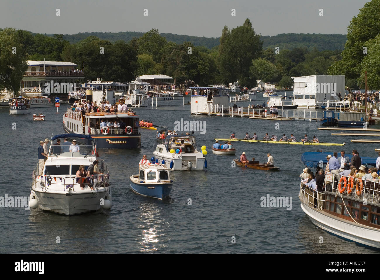 Henley regatta spectators hi-res stock photography and images - Alamy