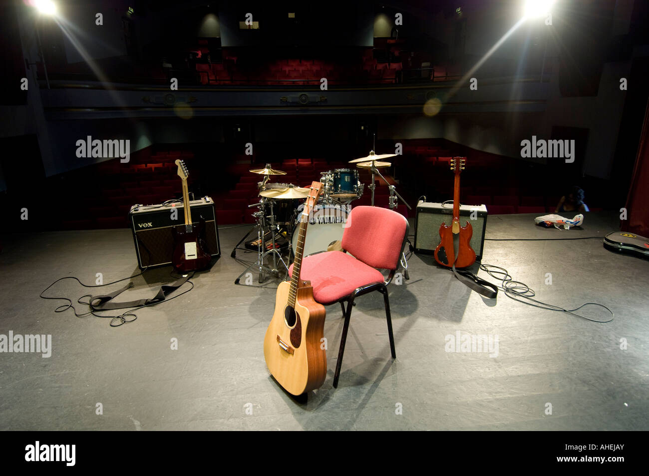 Empty stage hi-res stock photography and images - Alamy