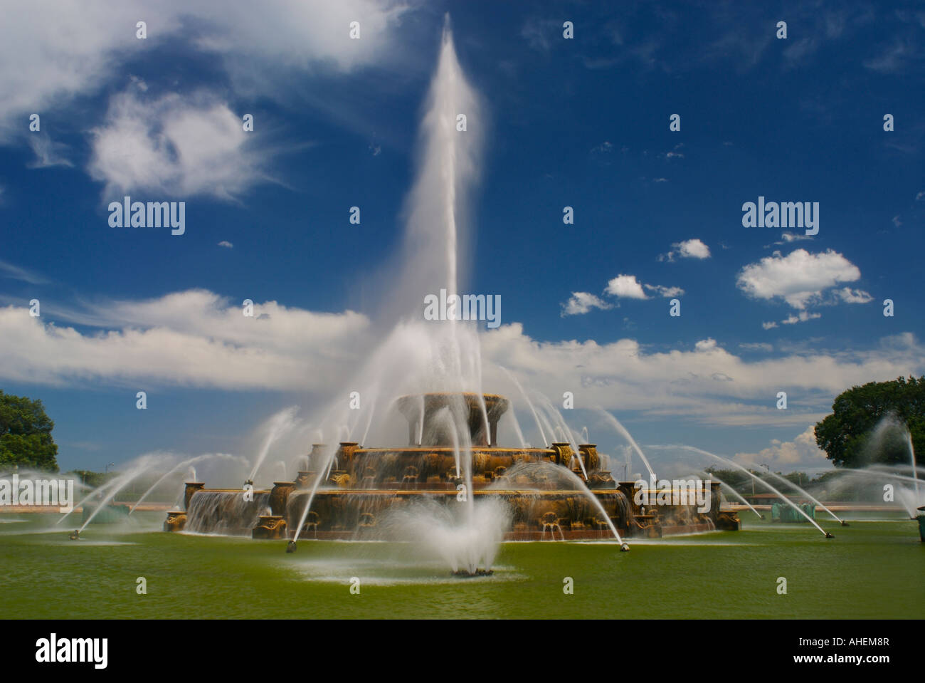 Chicago water feature hi-res stock photography and images - Alamy