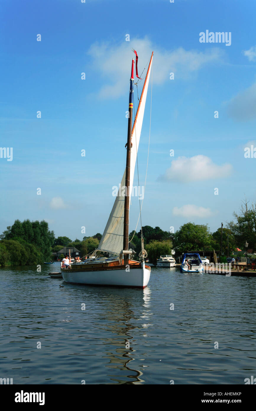 Pleasure Wherry sailing on the River Bure at Horning, Norfolk, UK Stock ...