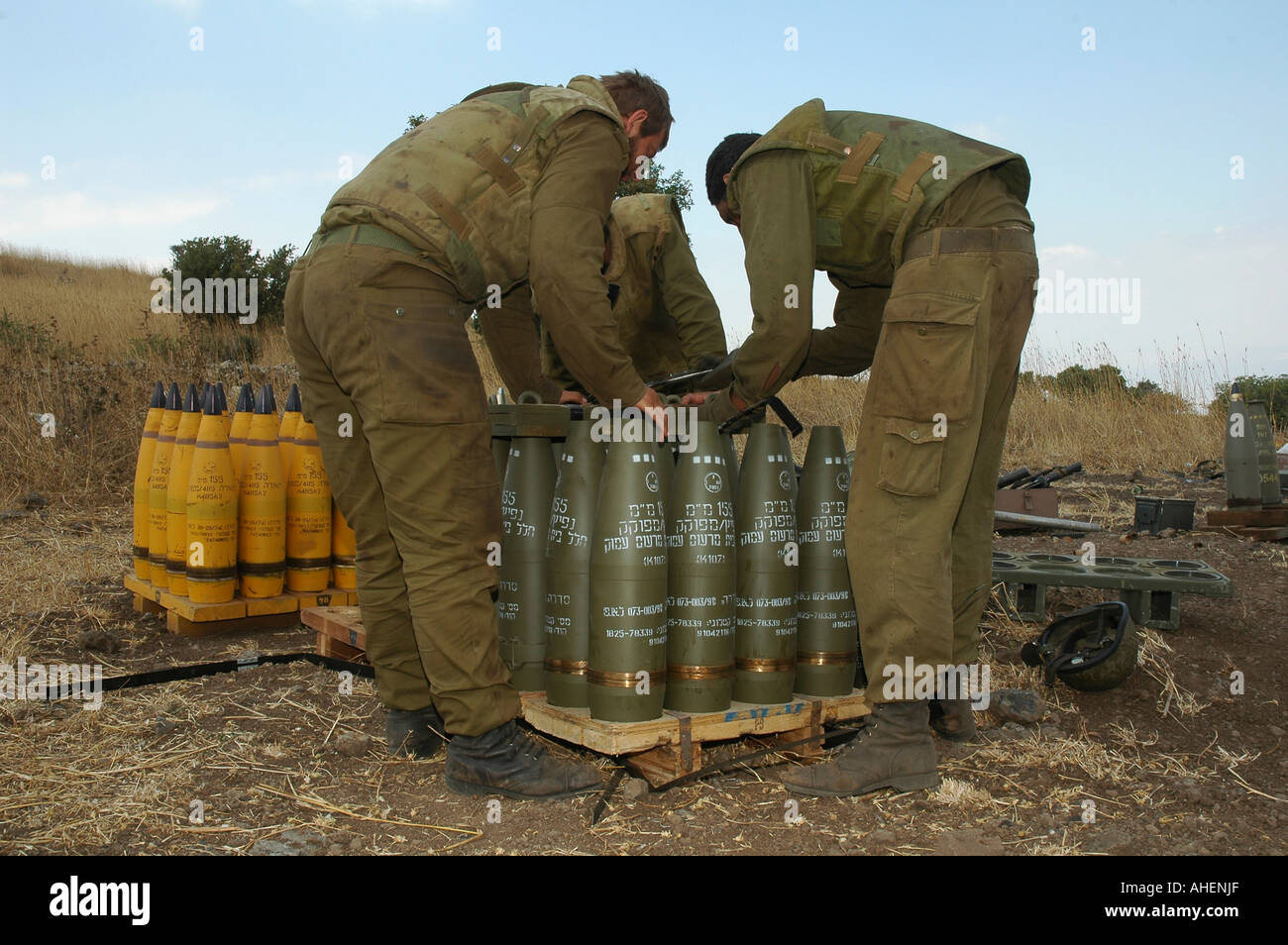 Soldiers loading artillery shell hi-res stock photography and images ...