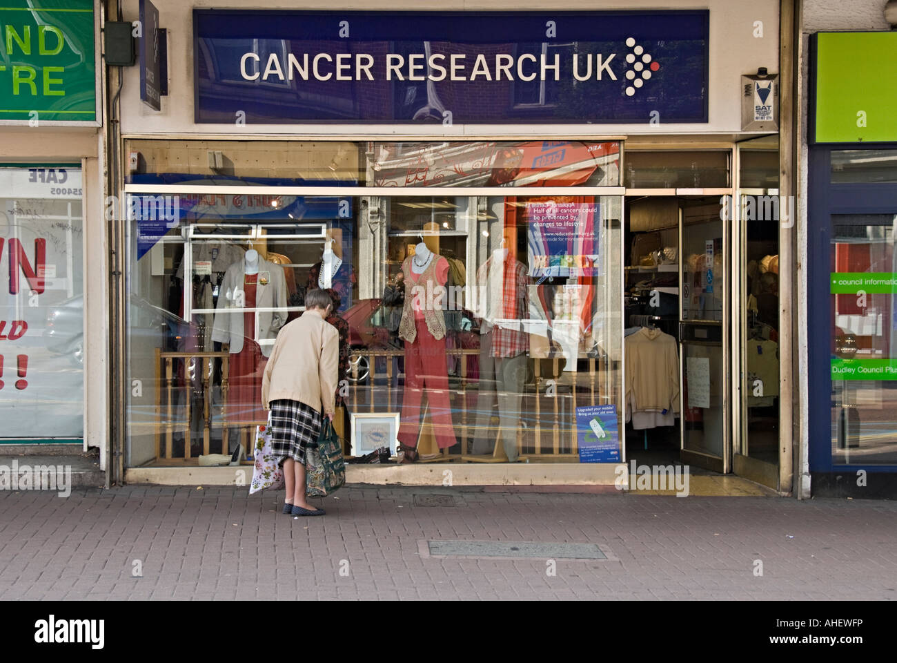 Cancer Research UK shop in Dudley Stock Photo - Alamy