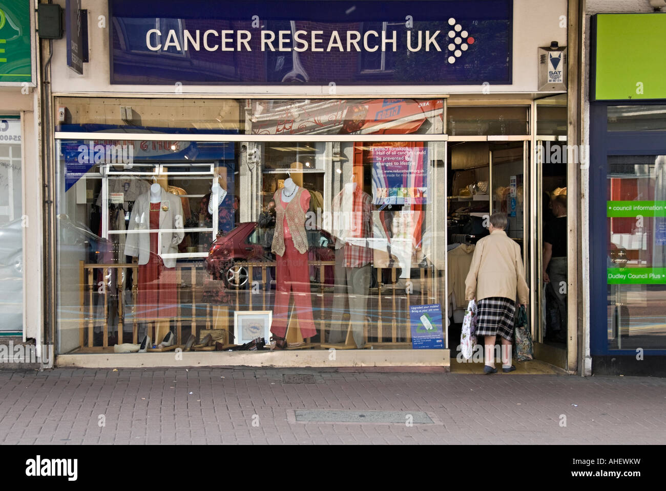 Cancer research shop front hi-res stock photography and images - Alamy