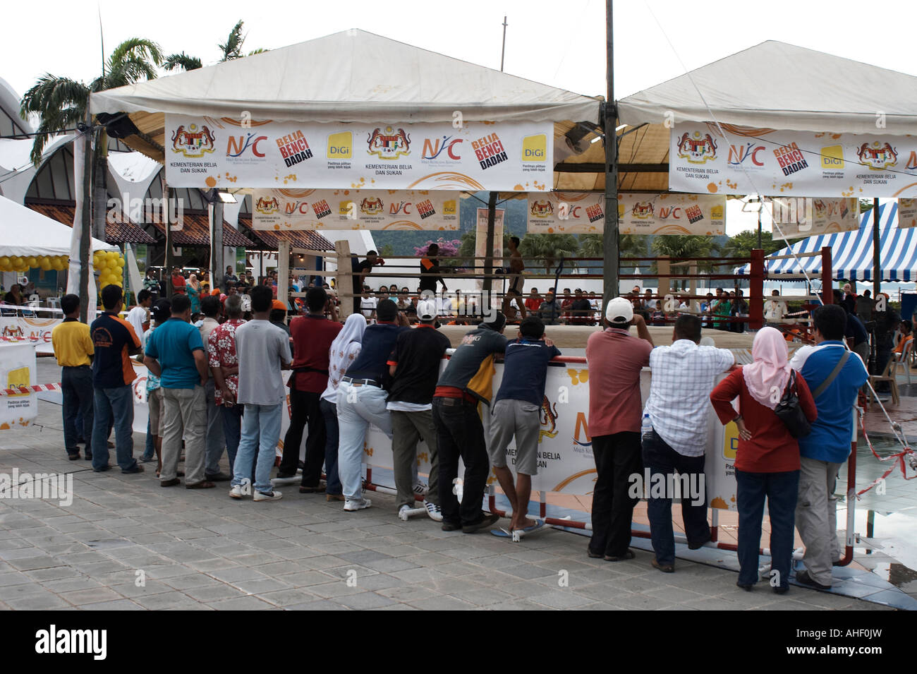 Crowd spectators fight hi-res stock photography and images - Alamy