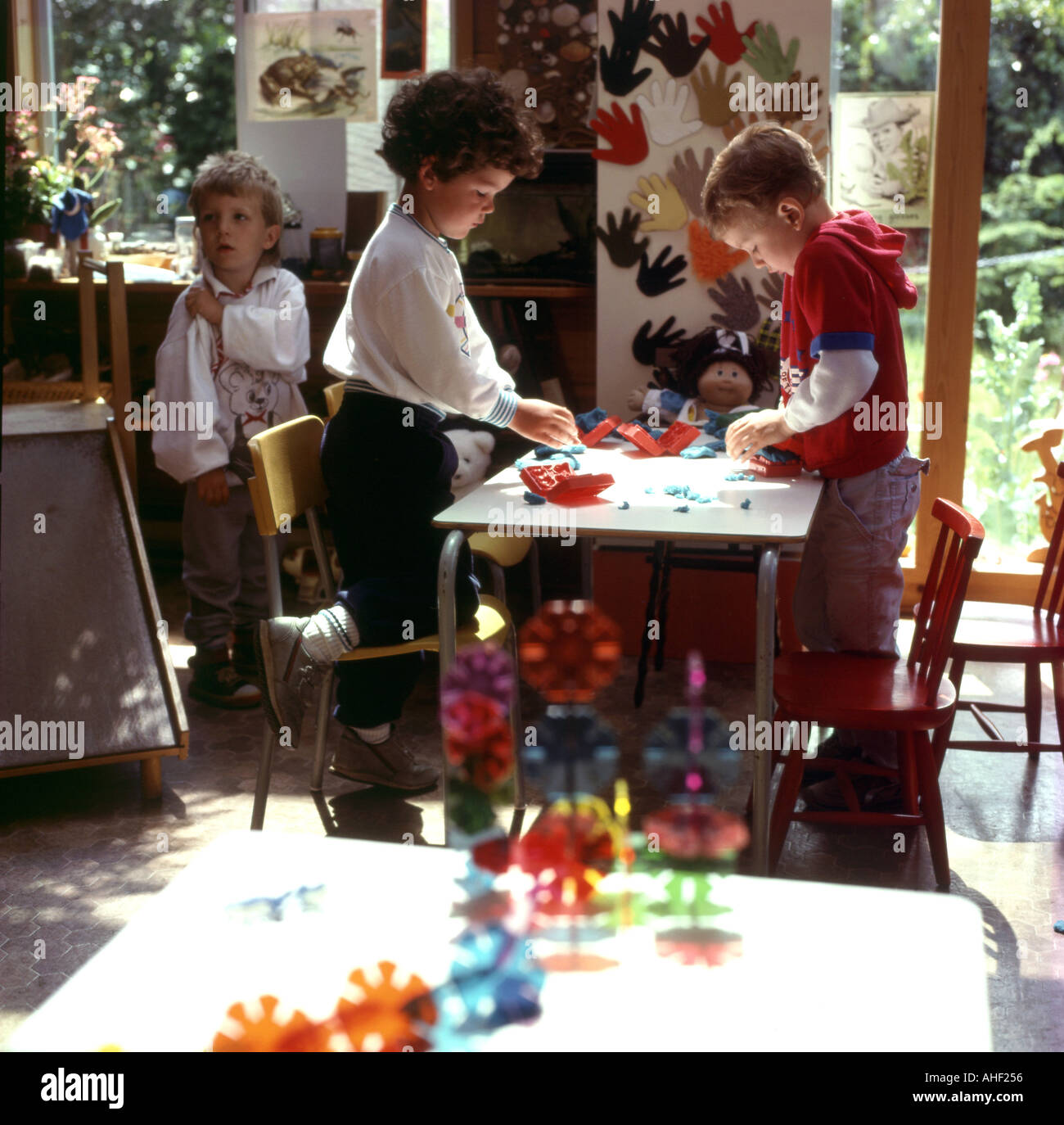 Pre school children playing table hi-res stock photography and images ...