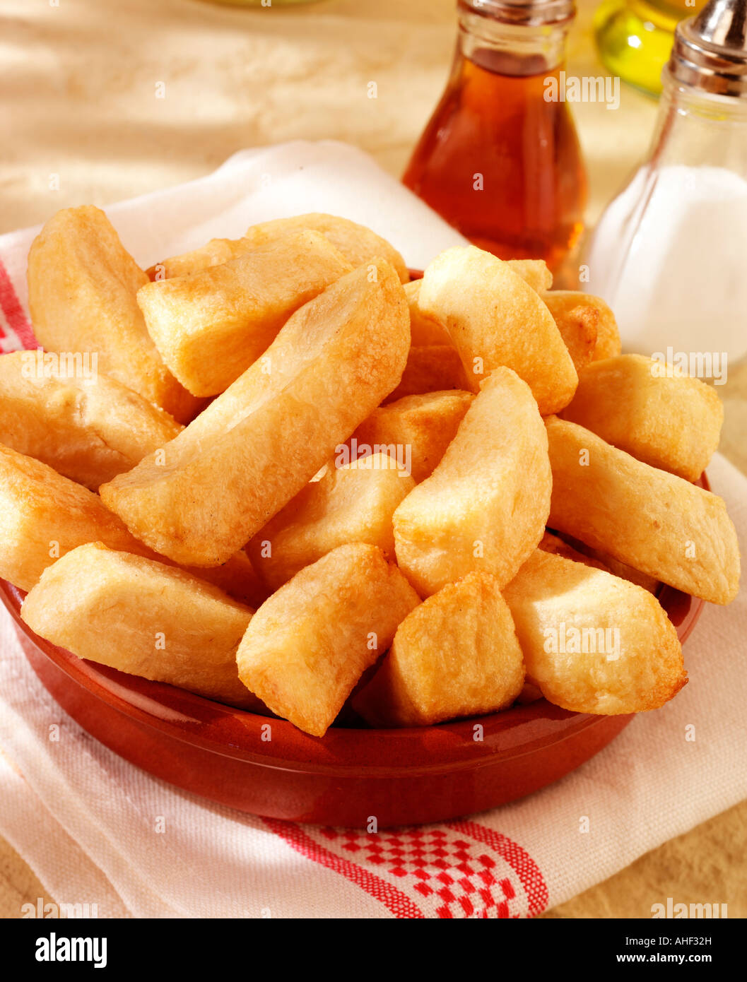 CHUNKY FRIED POTATO CHIPS OR THICK CUT FRENCH FRIES Stock Photo - Alamy
