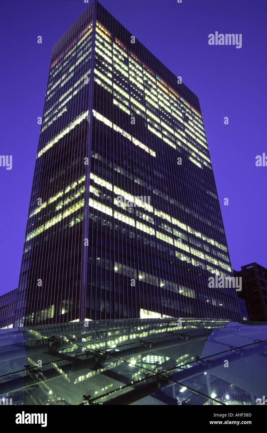 Jp morgan building canary wharf hi-res stock photography and images - Alamy
