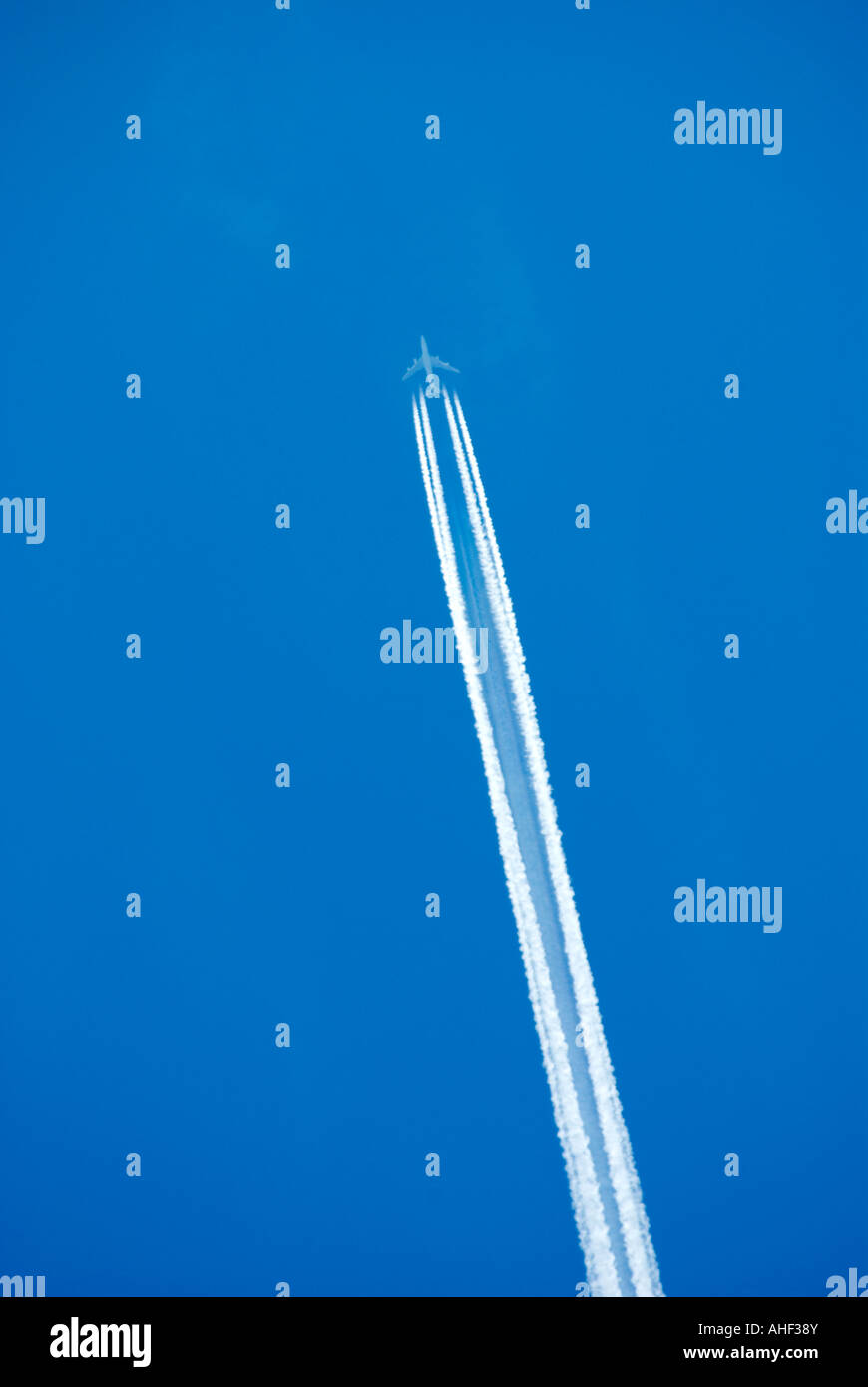 Jet airplane with four merging contrails Stock Photo - Alamy