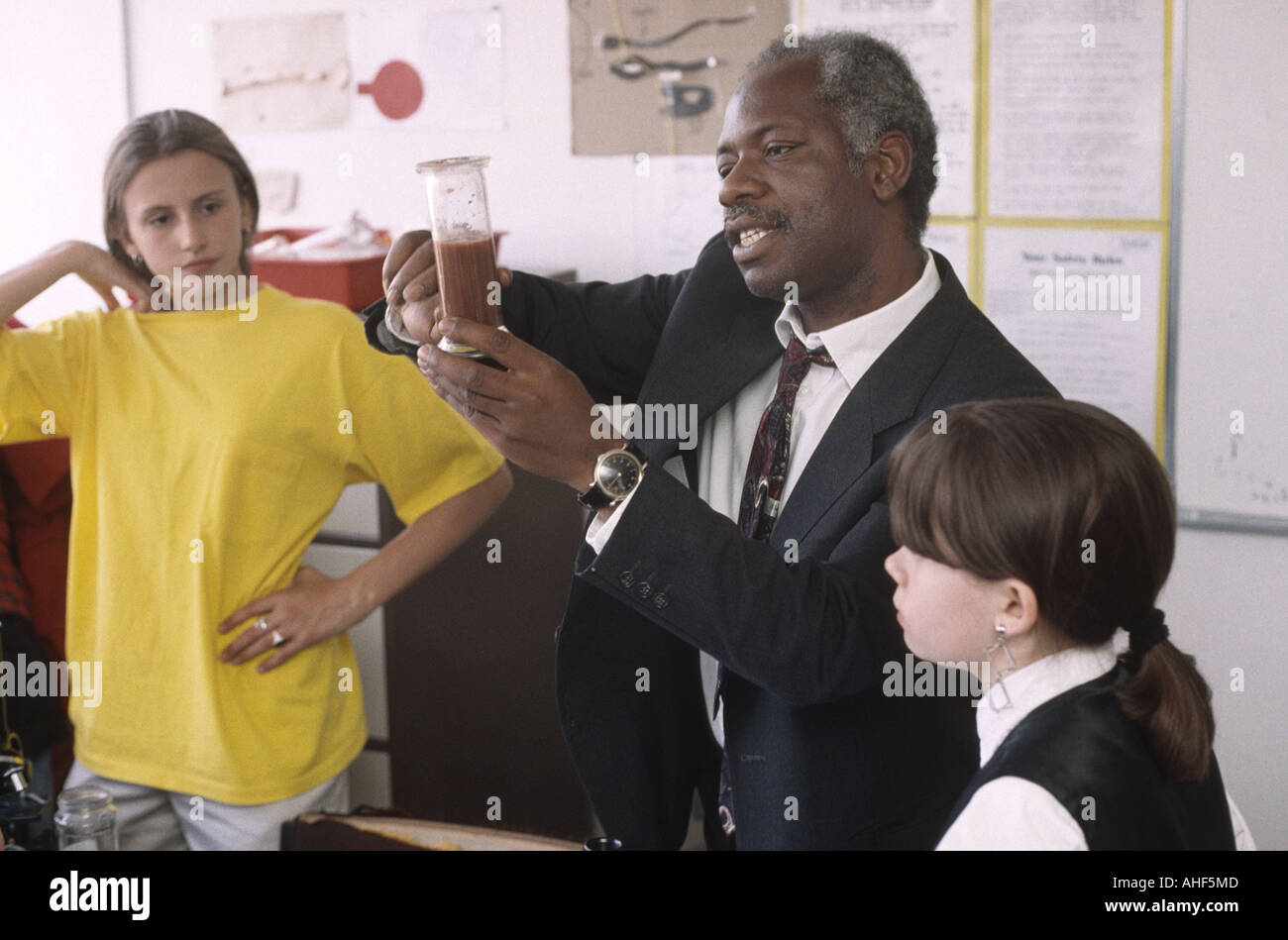 secondary school science classroom Stock Photo - Alamy