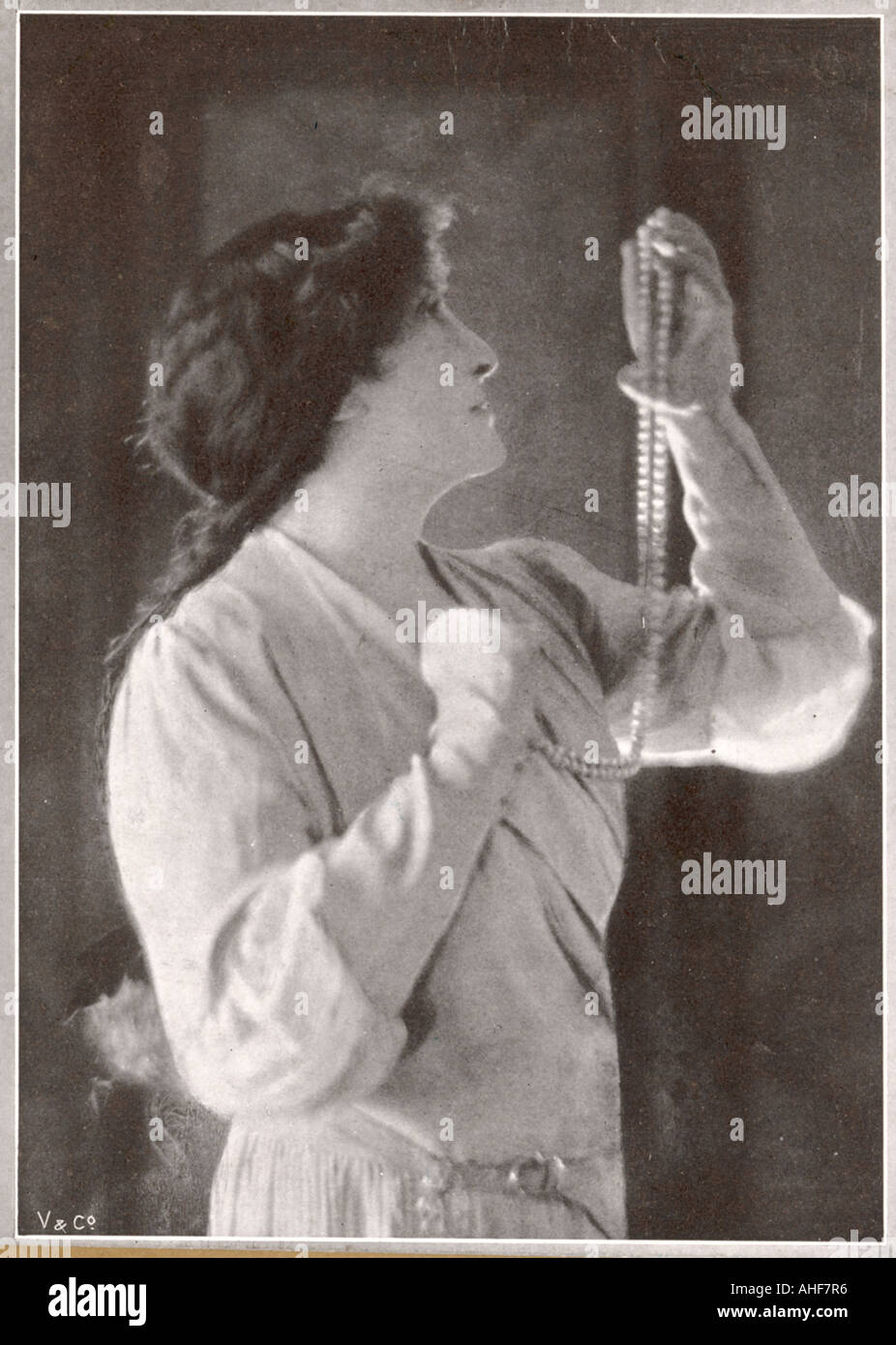Actress pose hi-res stock photography and images - Alamy