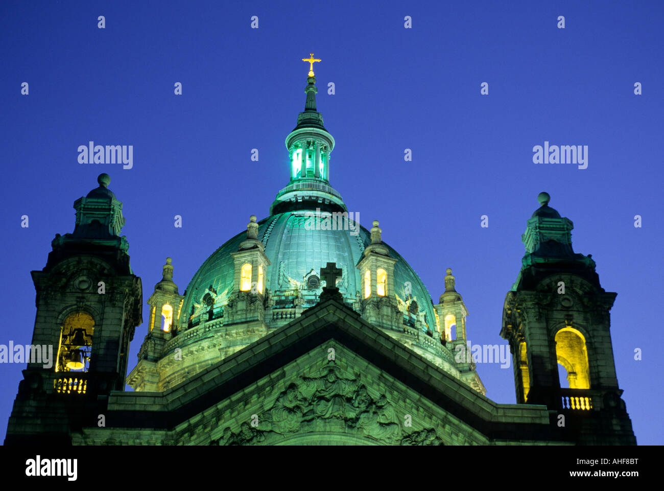 DOMED ROOF OF THE CATHEDRAL OF SAINT PAUL ,ONE OF THE LARGEST CHURCH ...