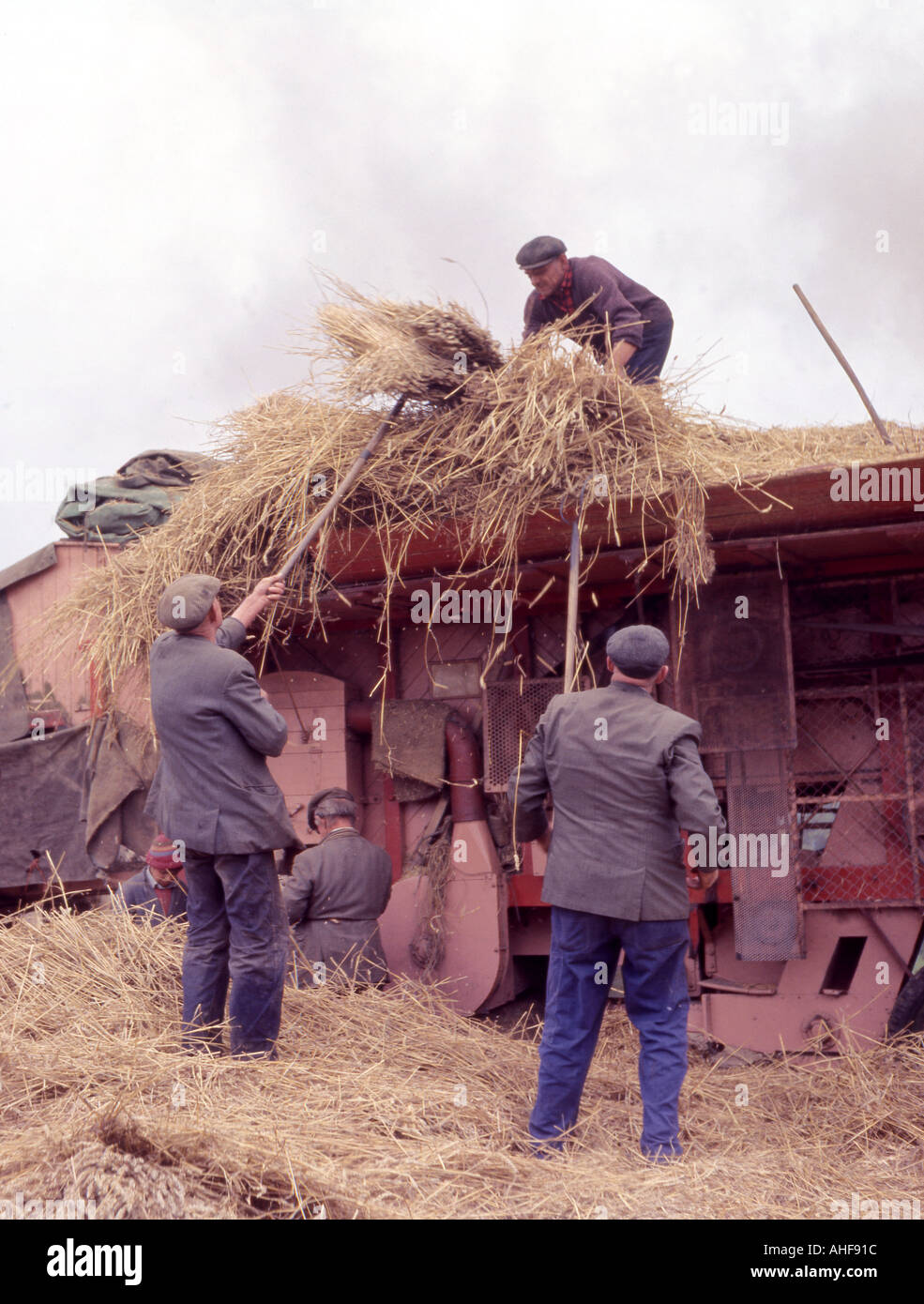 Threshing machine historic hi-res stock photography and images - Alamy