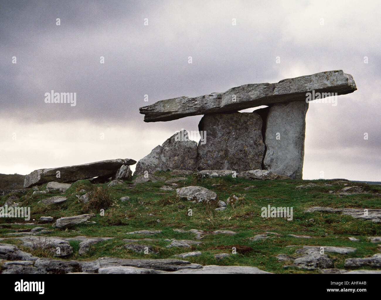 Poulnabrone Dolmen County Clare Ireland Stock Photo - Alamy