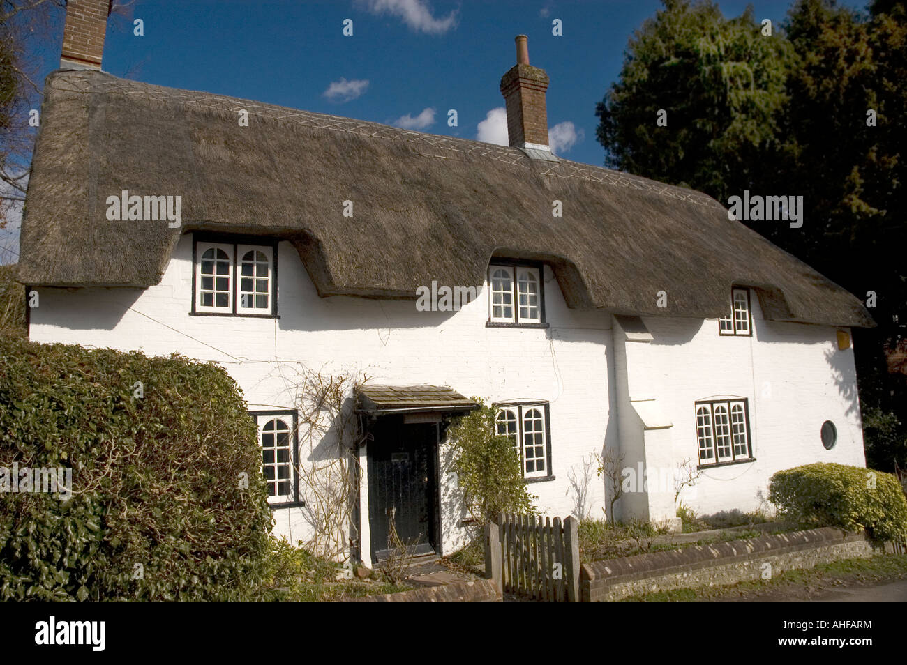 Olde worlde thatched cottage hi-res stock photography and images - Alamy