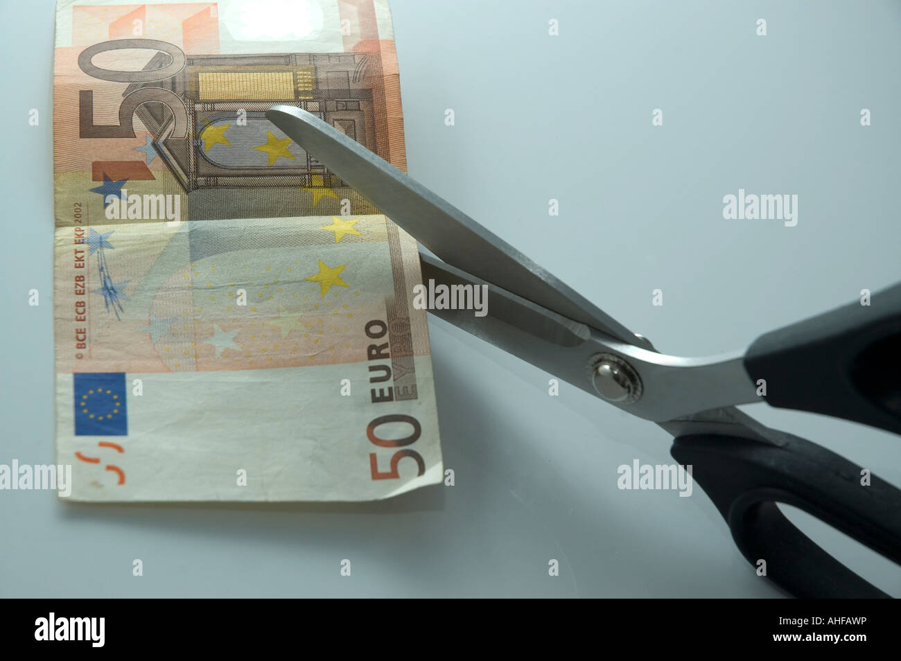 to cut a banknote Stock Photo - Alamy