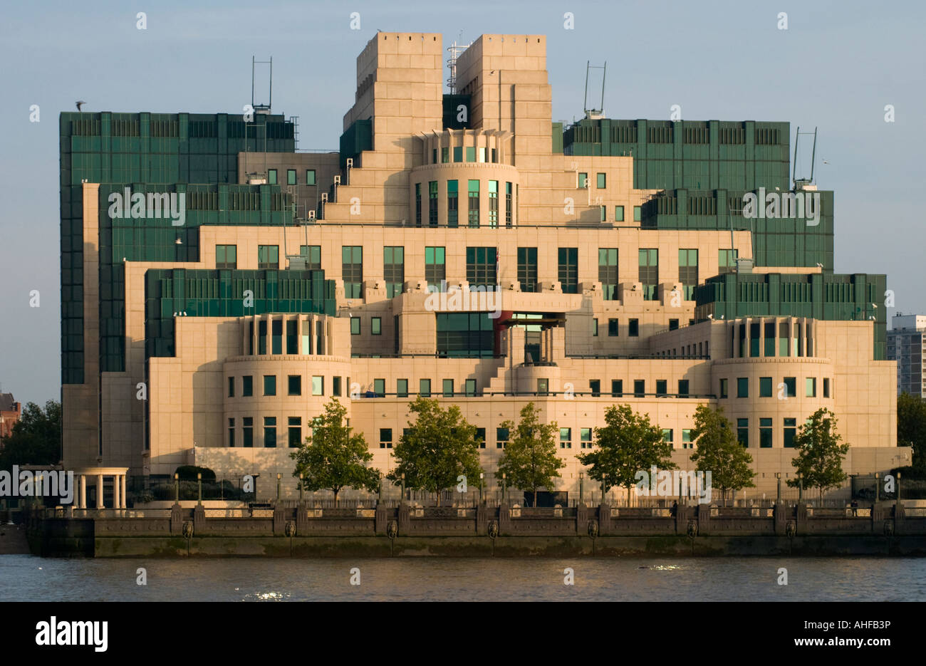 Sis building london hi-res stock photography and images - Alamy