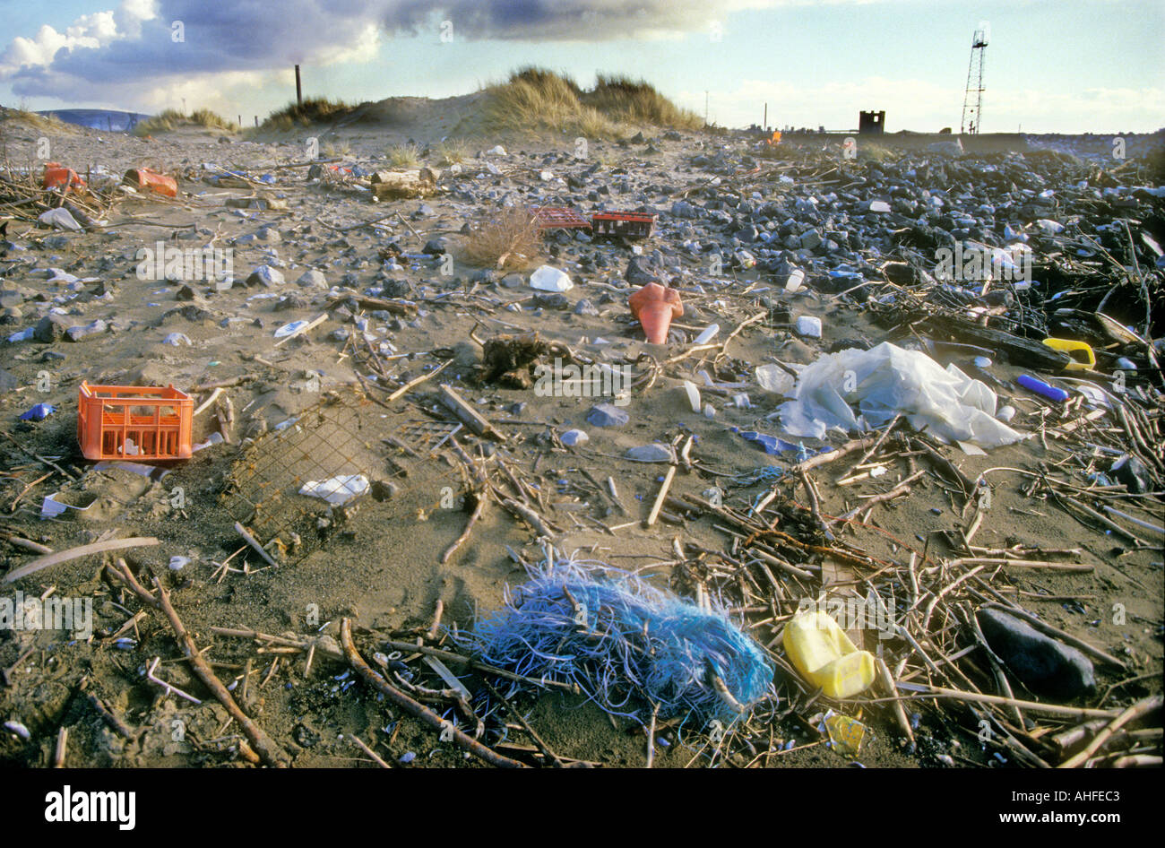 Litter on beach hi-res stock photography and images - Alamy