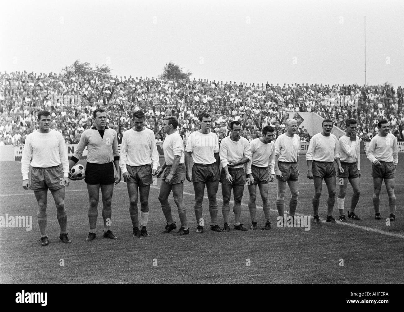 Fußballer essen hi-res stock photography and images - Alamy