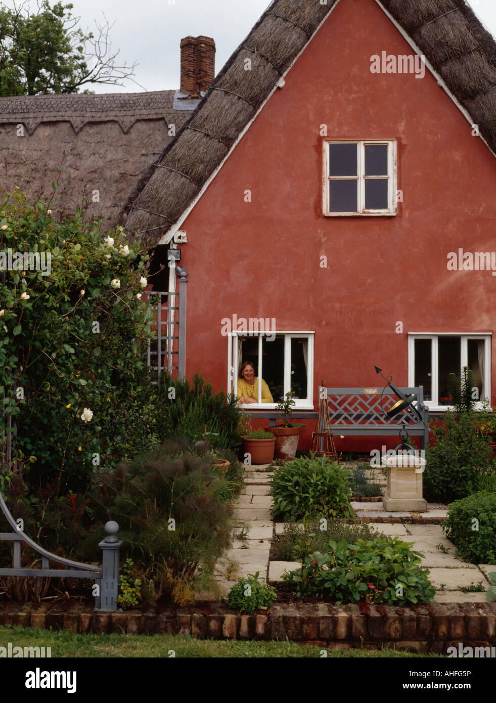 Traditional 16th century cottages hi-res stock photography and images ...