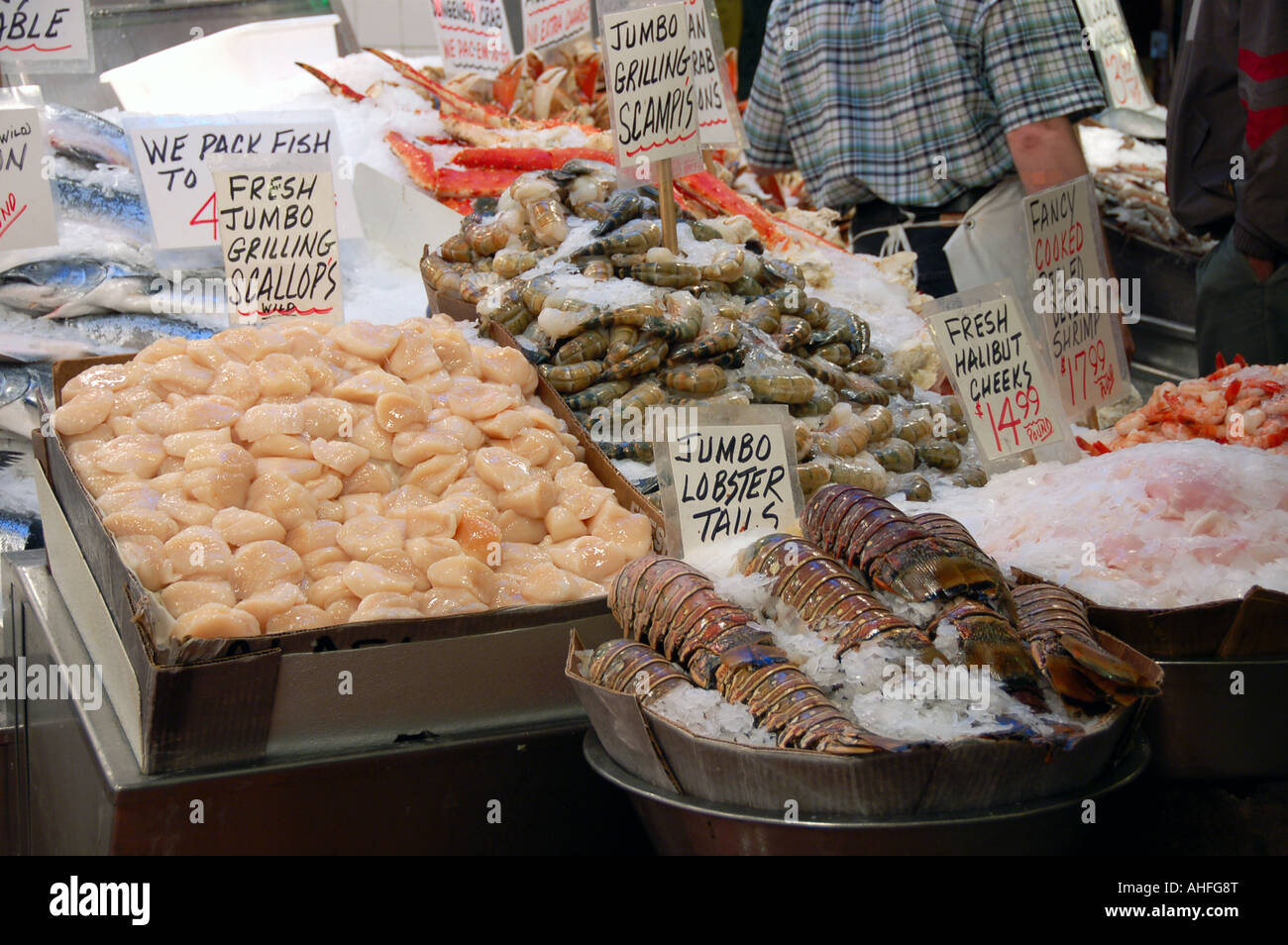 Fishmonger's stall at Pike Place Market, Seattle Stock Photo - Alamy