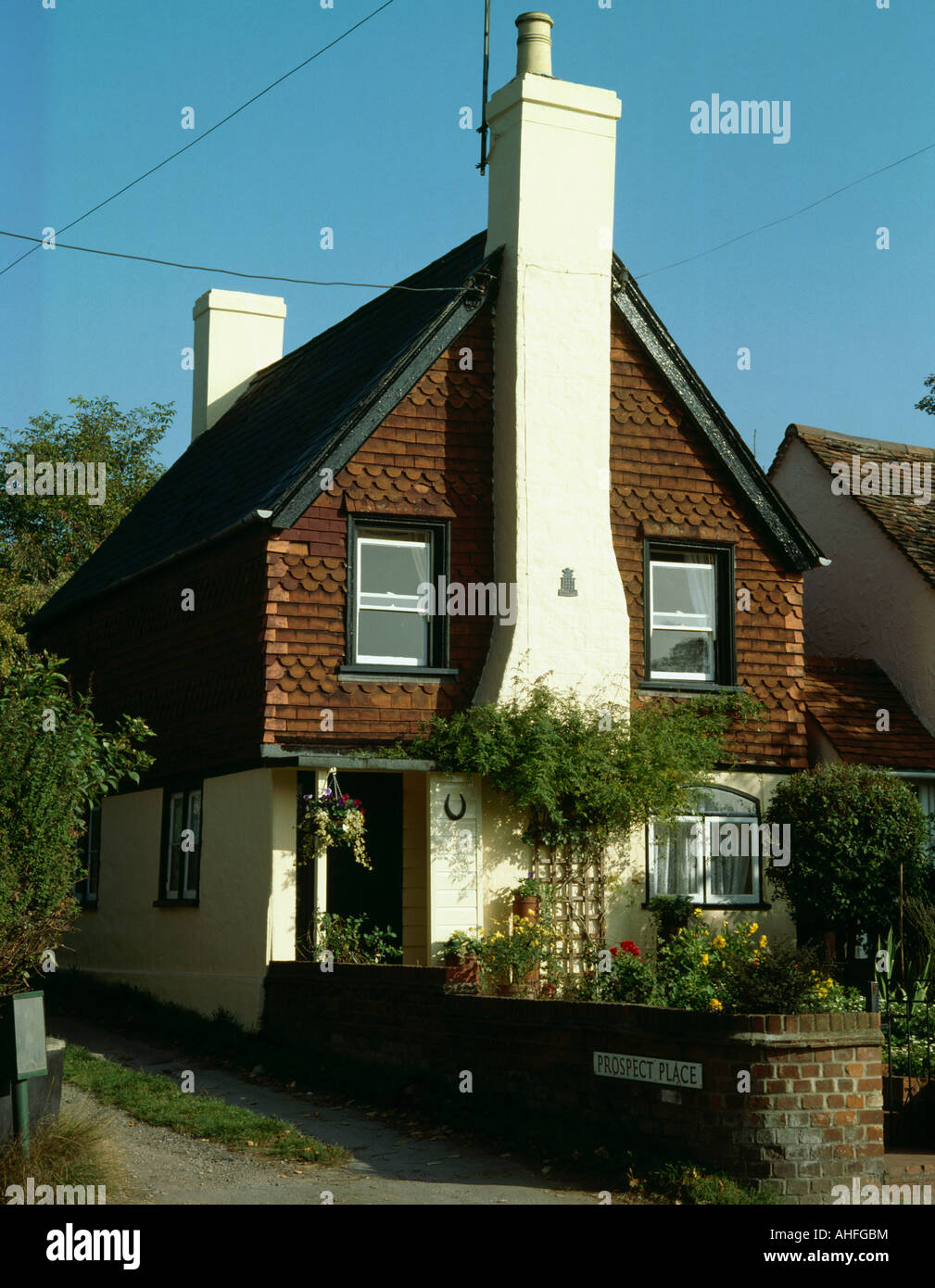 Country cottage chimney hi-res stock photography and images - Alamy