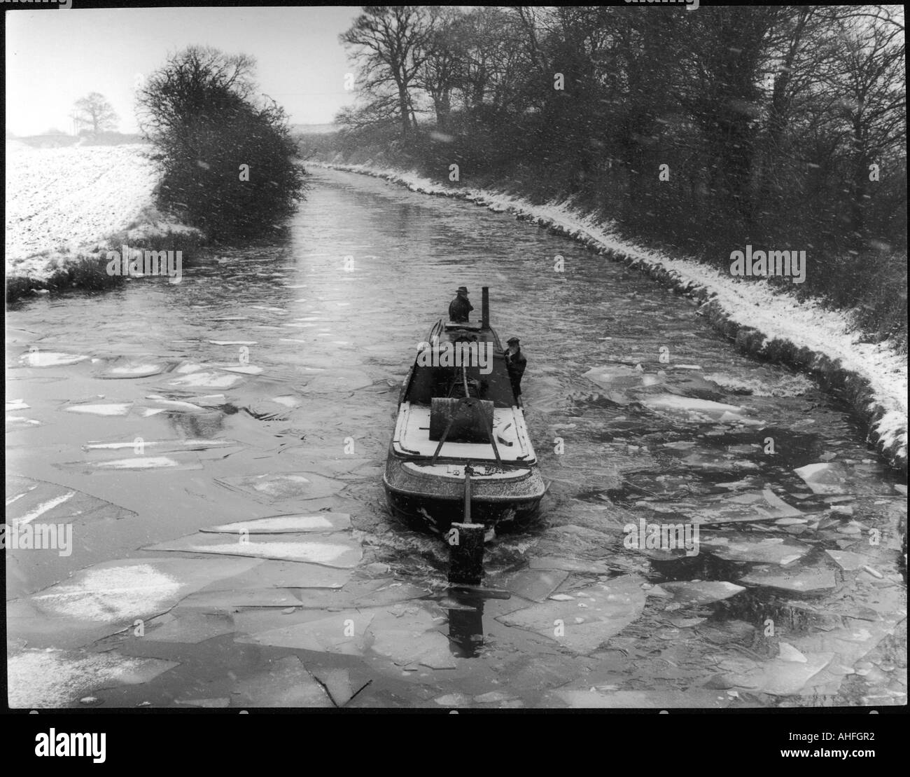 Canal narrow boat on Black and White Stock Photos & Images - Alamy