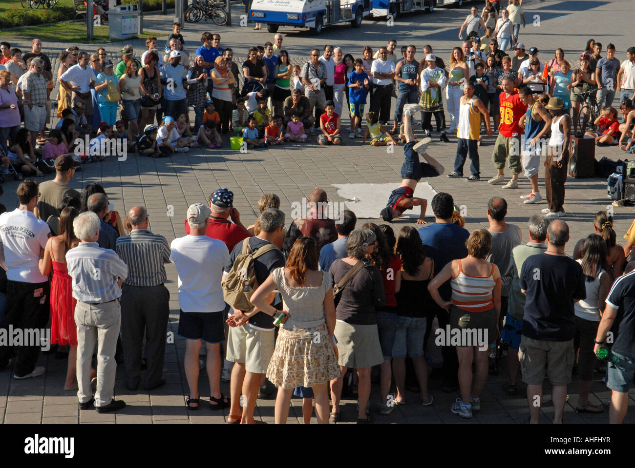 Crowd people watching street show hi-res stock photography and images ...