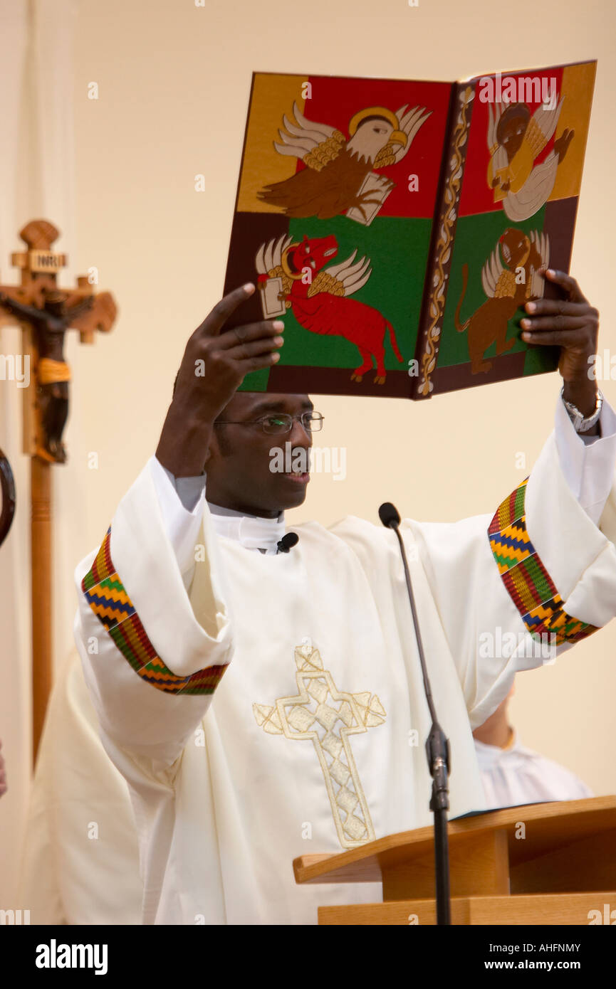Priest consecration at mass hi-res stock photography and images - Alamy