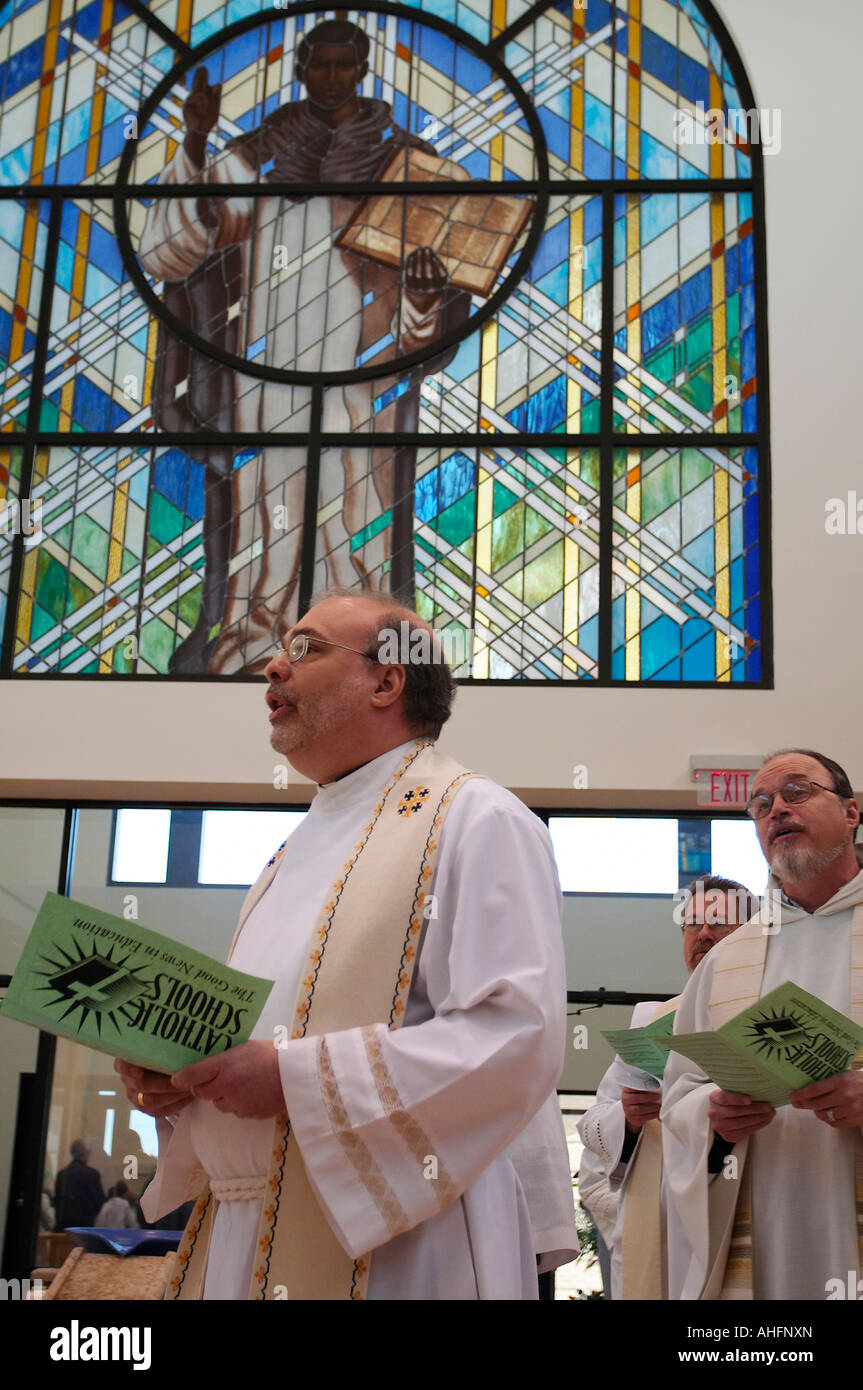 Catholic priest church hi-res stock photography and images - Alamy