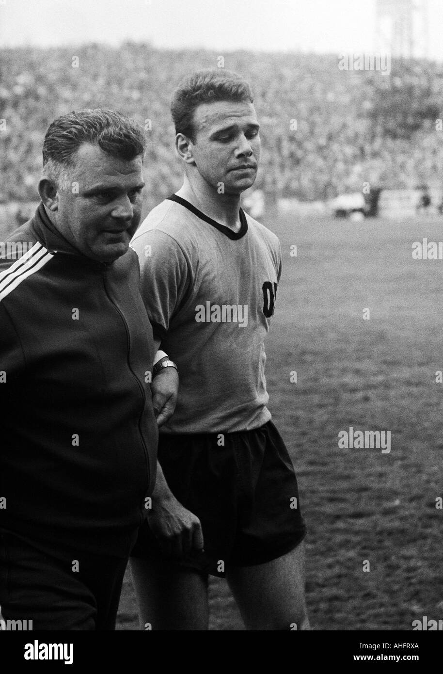 Leaving pitch pitch player Black and White Stock Photos & Images - Alamy