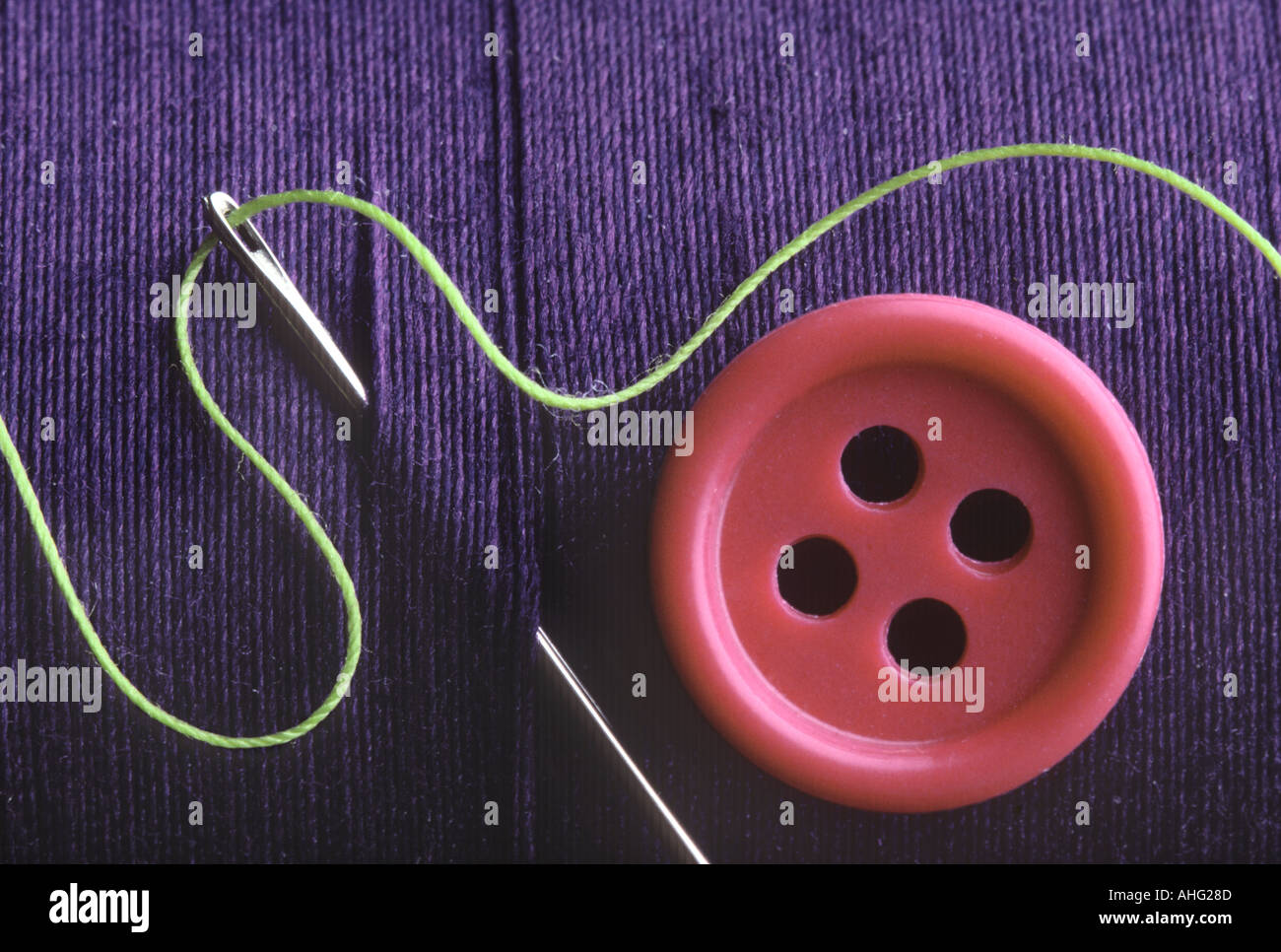 Needle thread hi-res stock photography and images - Alamy