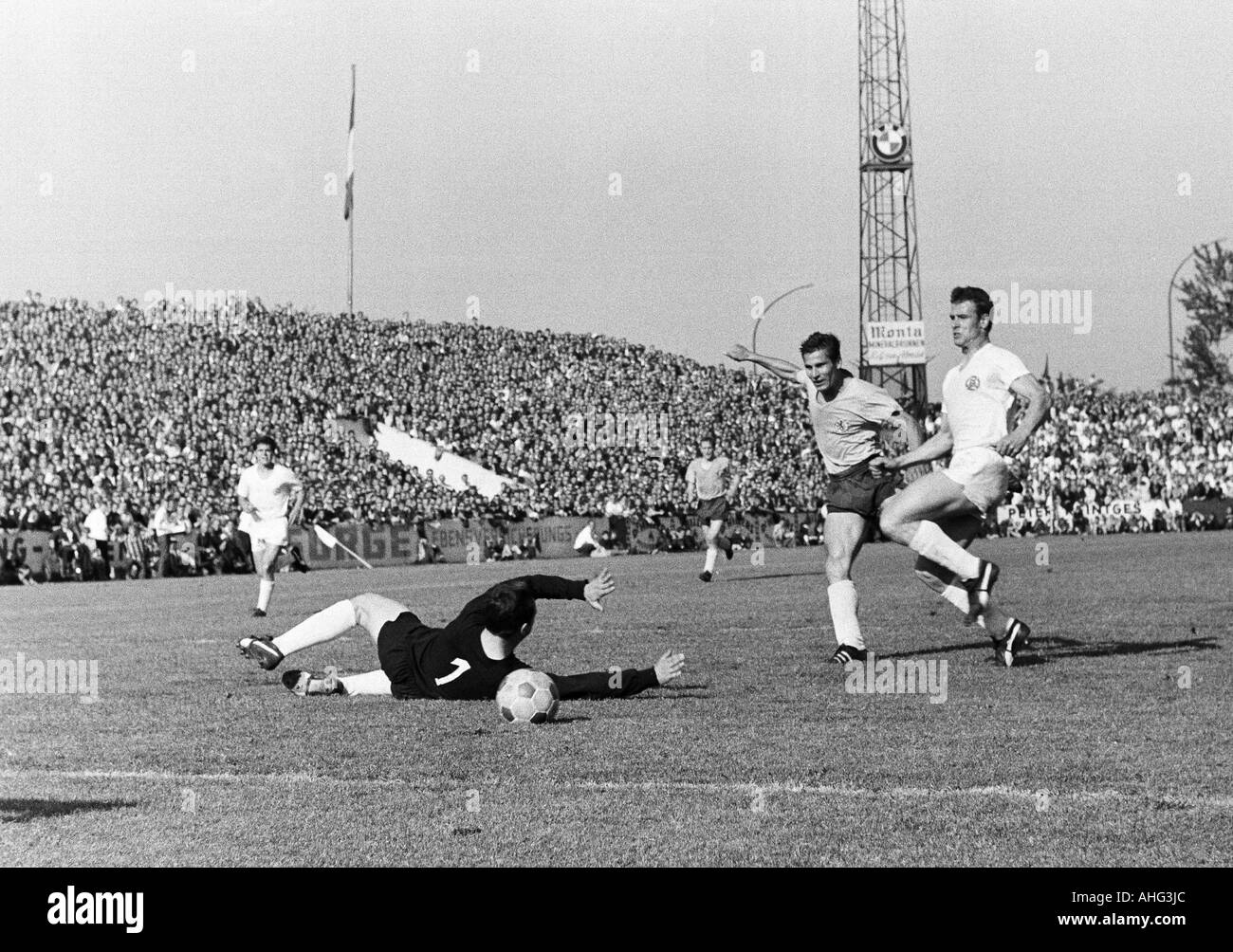 football, Bundesliga, 1966/1967, Stadium at the Hafen Strasse, Rot ...