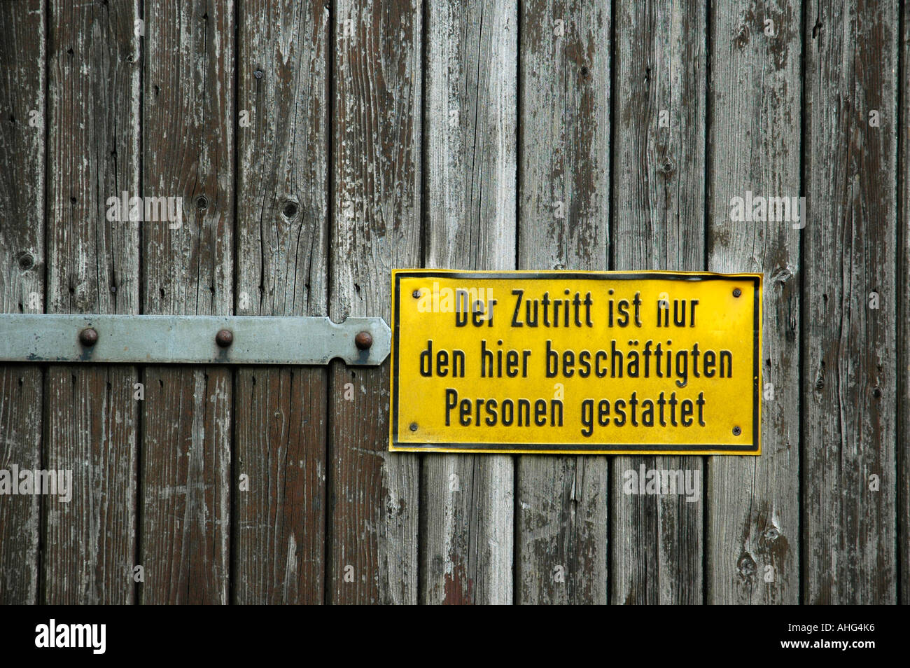 Yellow sign on wooden door, no entry Stock Photo - Alamy