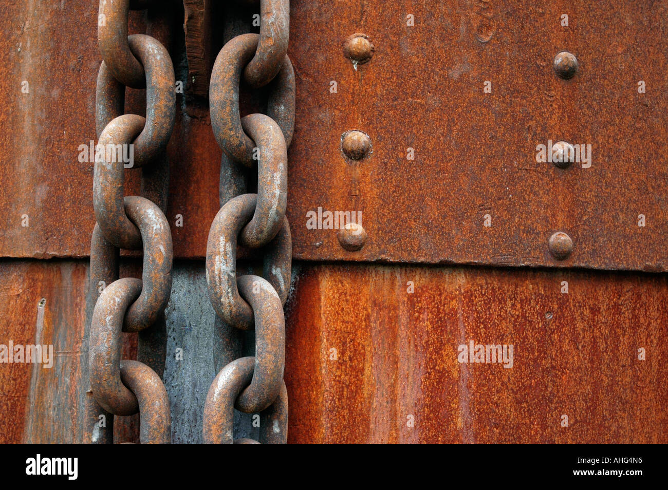 Rusty iron chain Stock Photo - Alamy