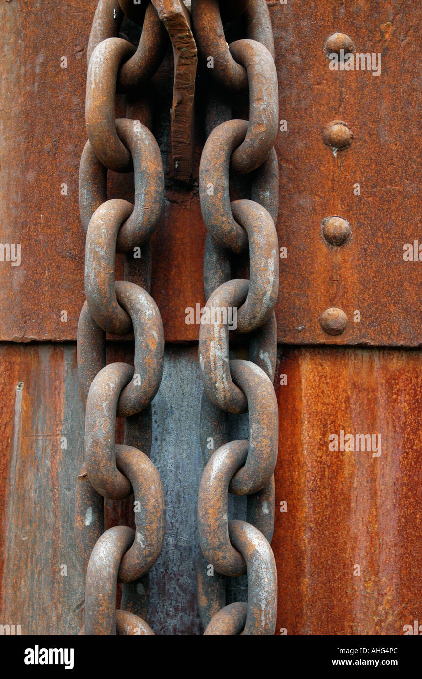 Rusty iron chain Stock Photo - Alamy