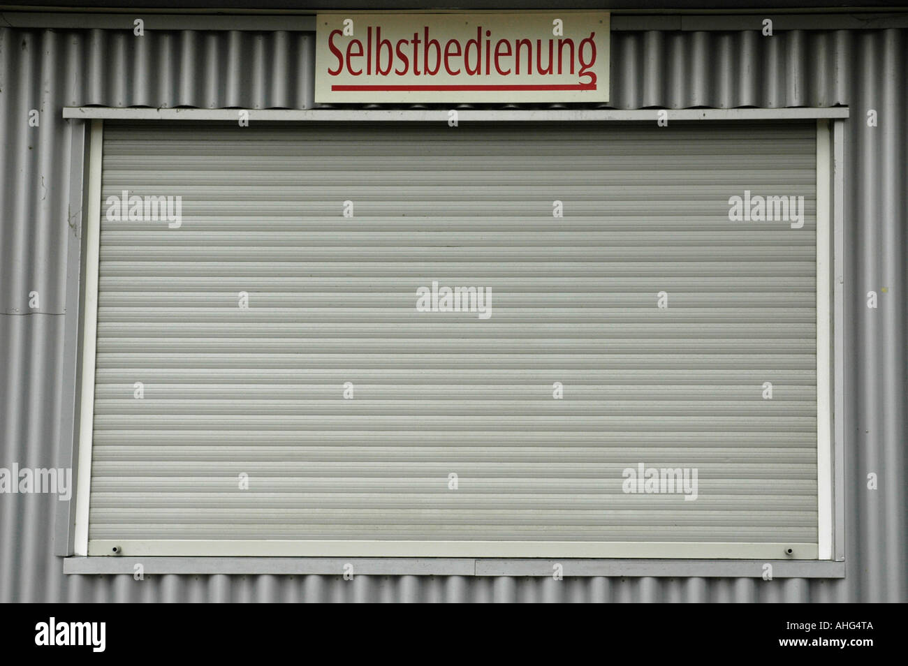 Closed shop in the rain, self service, Ruhr Area, NRW, North Rhine ...