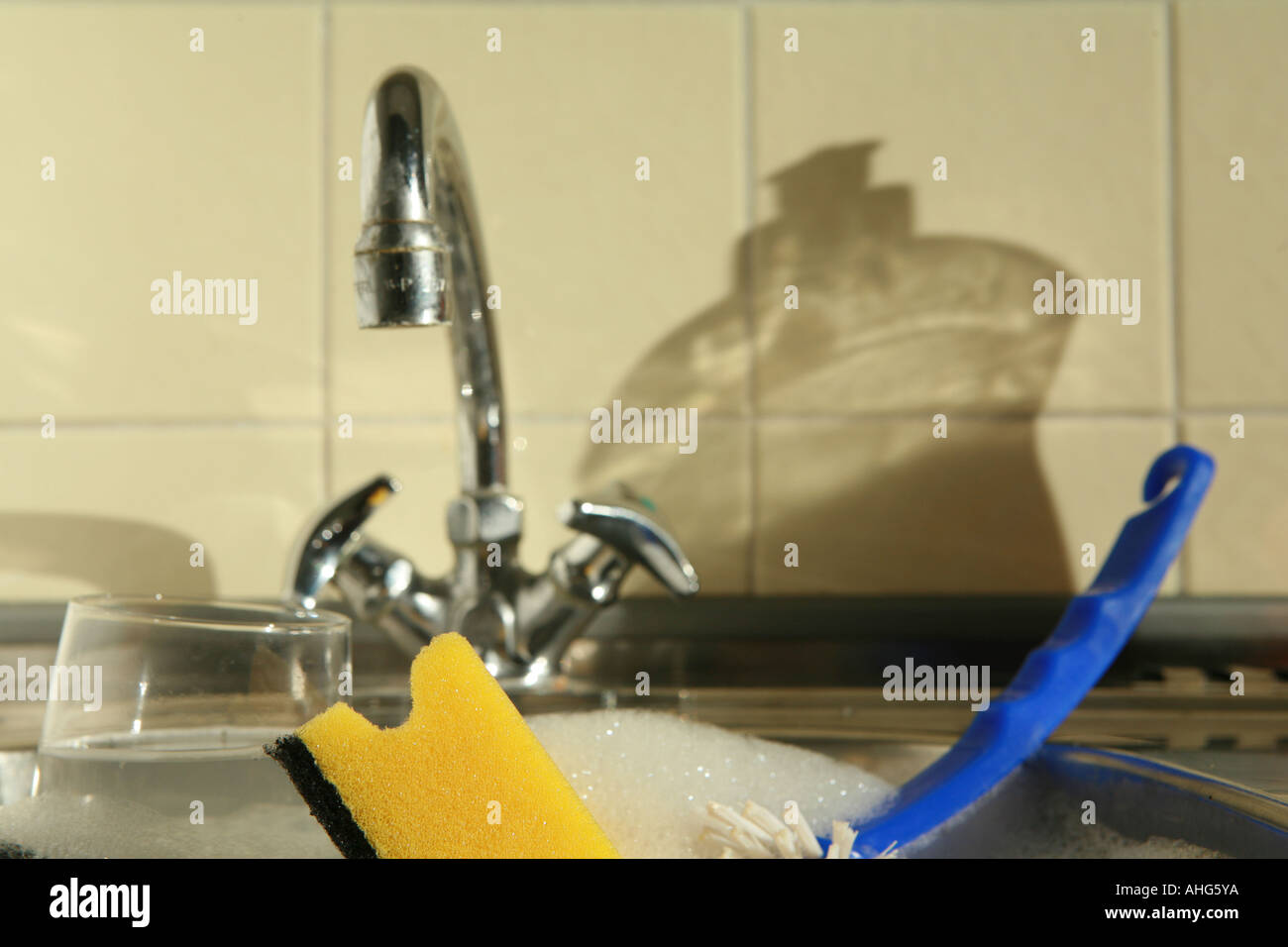 doing the dishes cleaning dirty dishes Stock Photo - Alamy